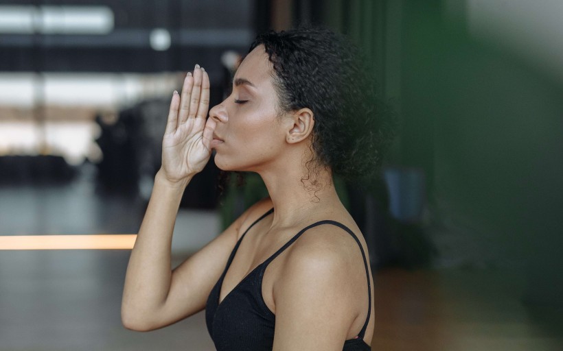 4 krachtige ademhalingsoefeningen voor rust in je hoofd